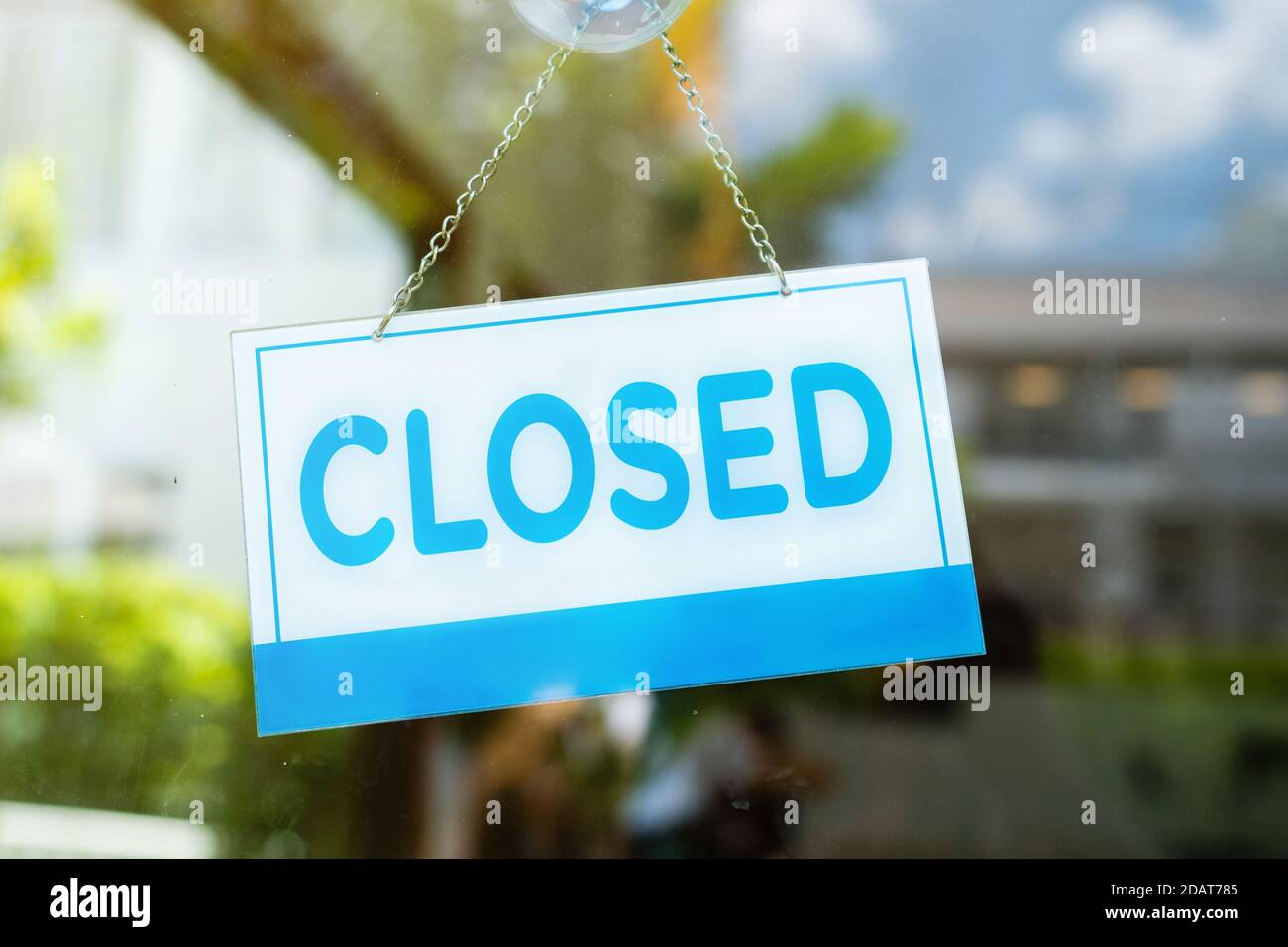 closed sign hanging on door at the store Stock Photo - Alamy