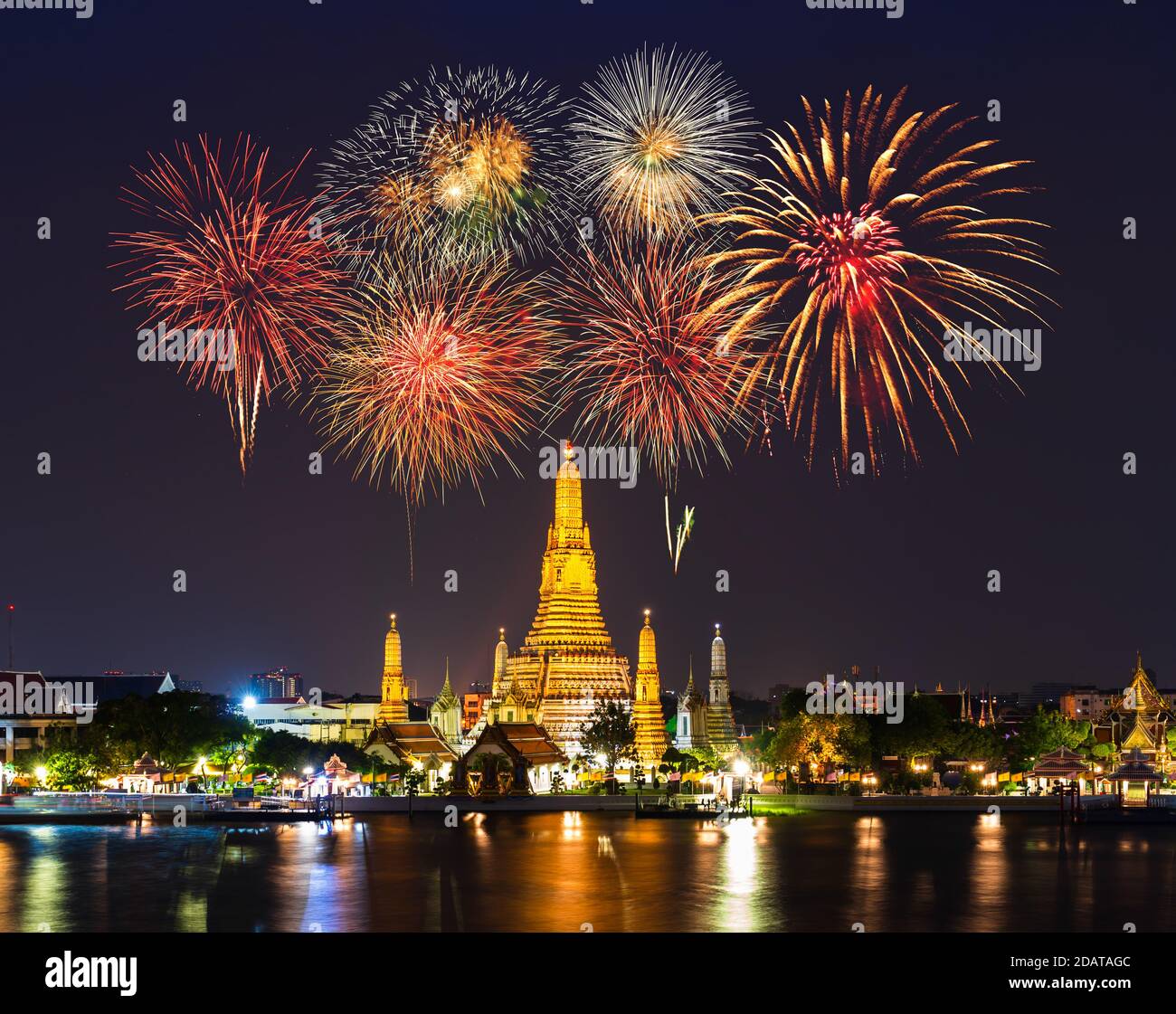 Wat Arun Temple with fireworks celebration at night in Bangkok ...
