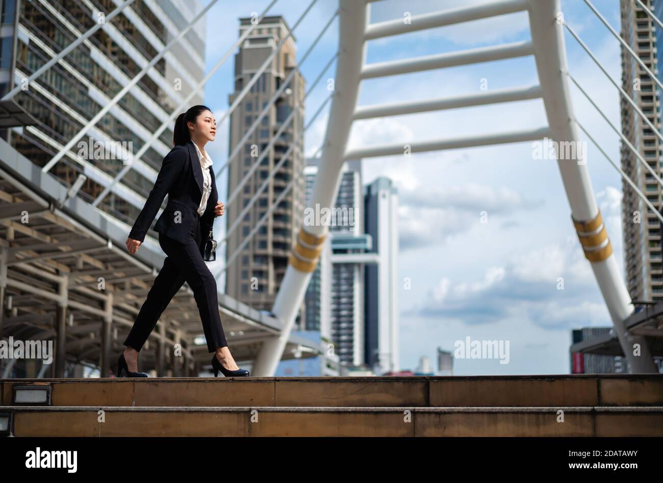 business woman walking in the city Stock Photo - Alamy
