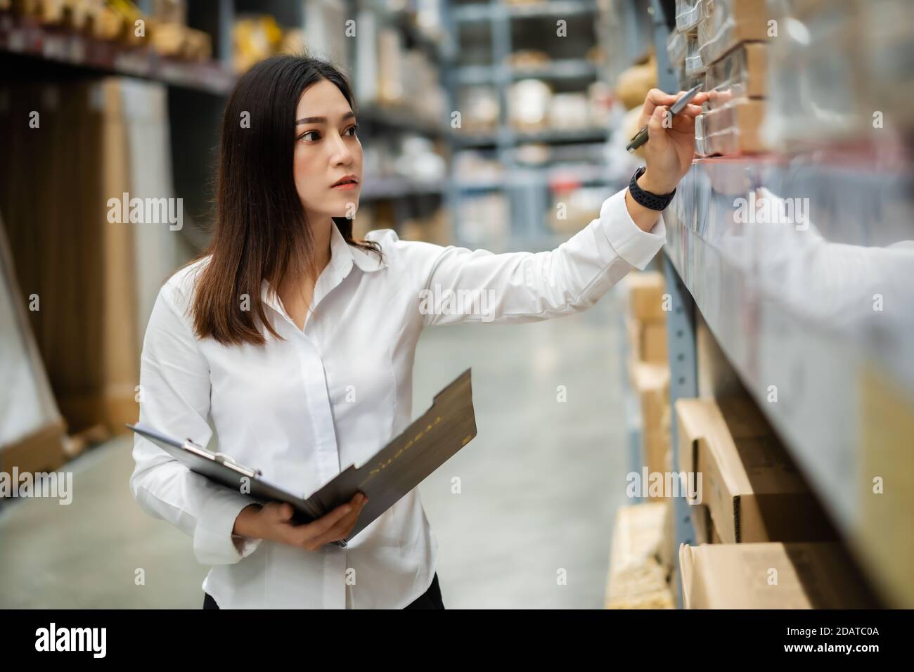 Chinese female shop assistant hi-res stock photography and images - Alamy