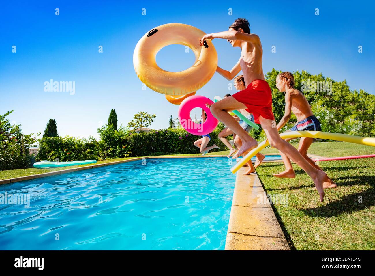 Kids jumping into water hi-res stock photography and images - Alamy