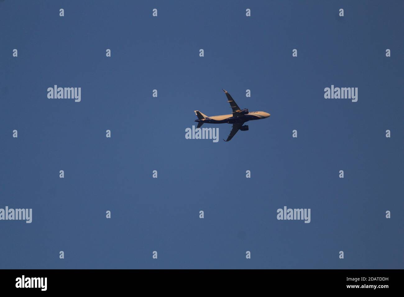 Airplane flying high altitude hi-res stock photography and images - Alamy