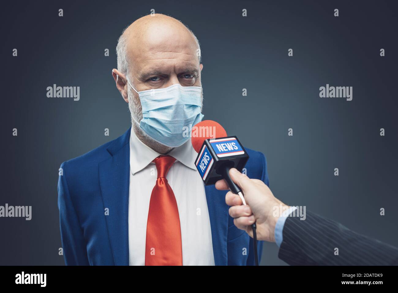 Journalist interview coronavirus hi-res stock photography and images ...