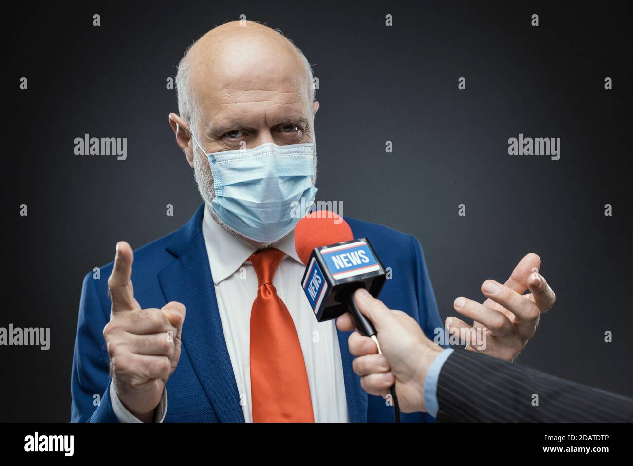 Tv news reporter medical hi-res stock photography and images - Alamy