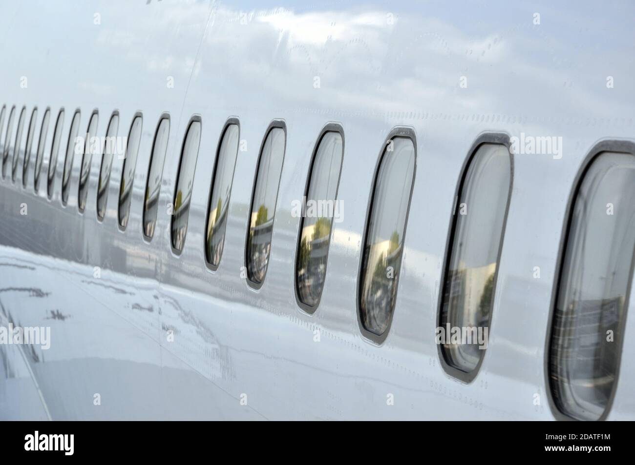 Airplan flying hi-res stock photography and images - Alamy