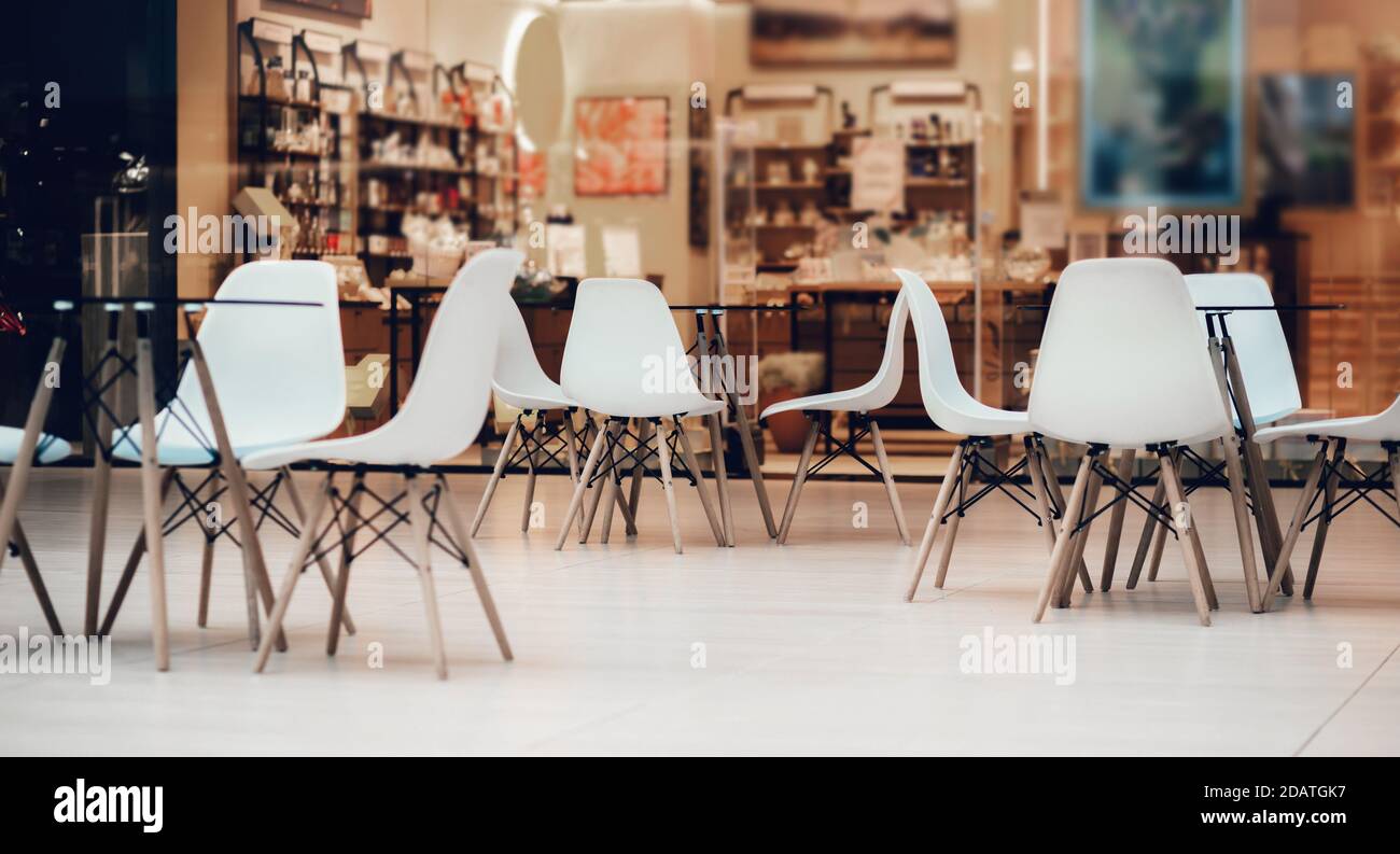lot of empty tables in the restaurant hall Stock Photo - Alamy