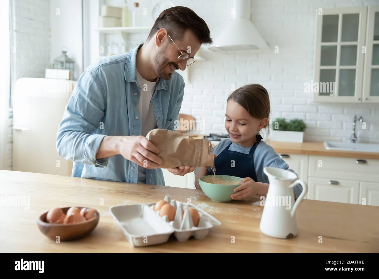 Father daughter cooking in kitchen hi-res stock photography and images ...