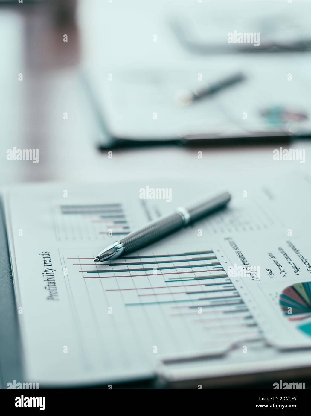 close up. financial chart and pen on the desktop Stock Photo - Alamy