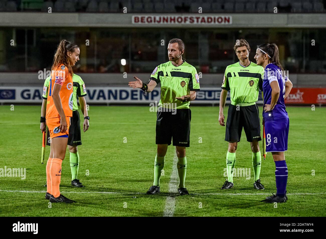 Referee s assistant hi-res stock photography and images - Alamy