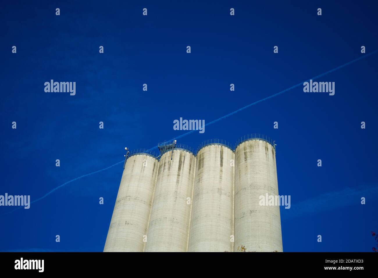 Concrete towers hi-res stock photography and images - Alamy