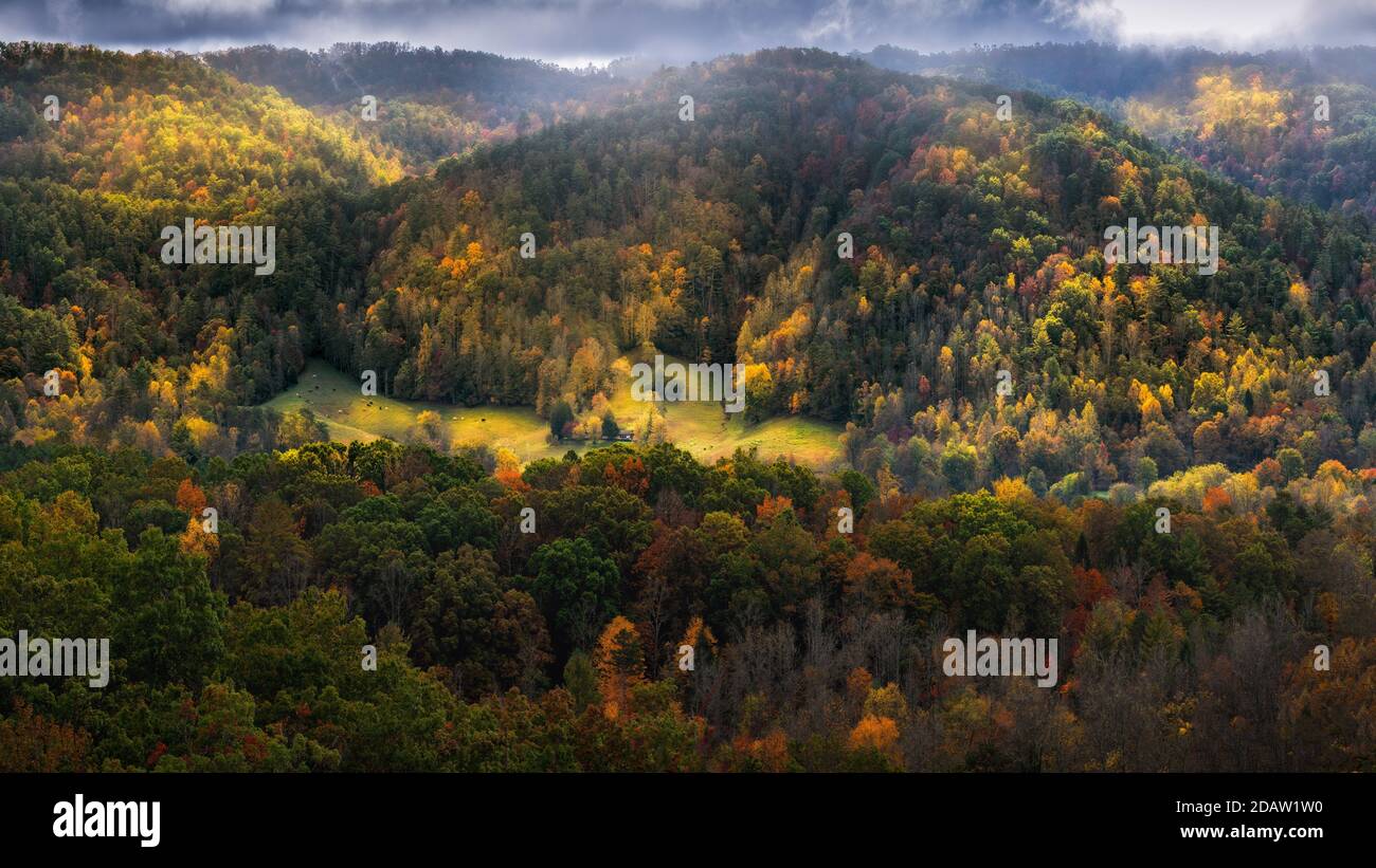 Tennessee fall color smoky mountain hi-res stock photography and images ...
