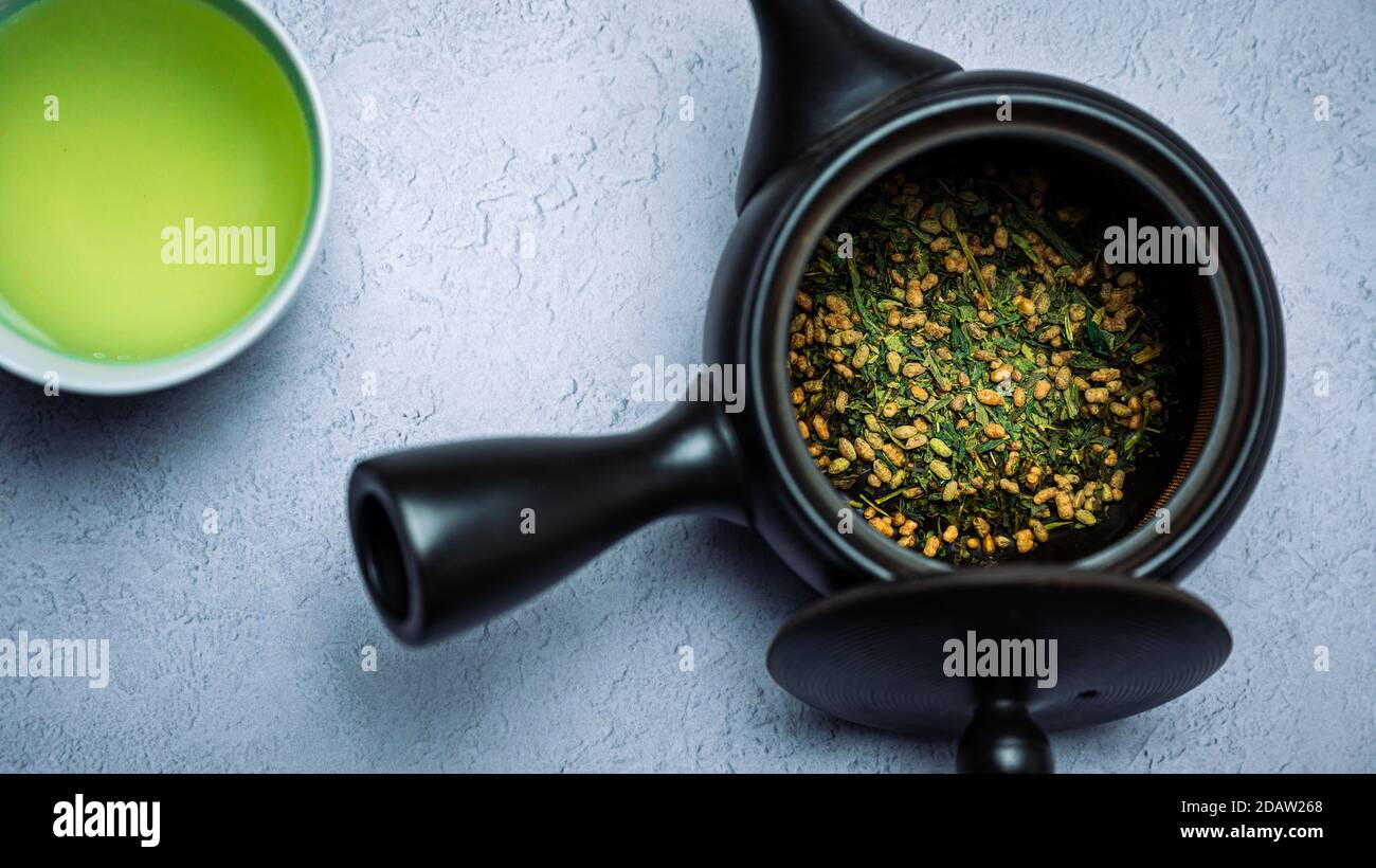 Green tea leaves and teapot hi-res stock photography and images - Alamy