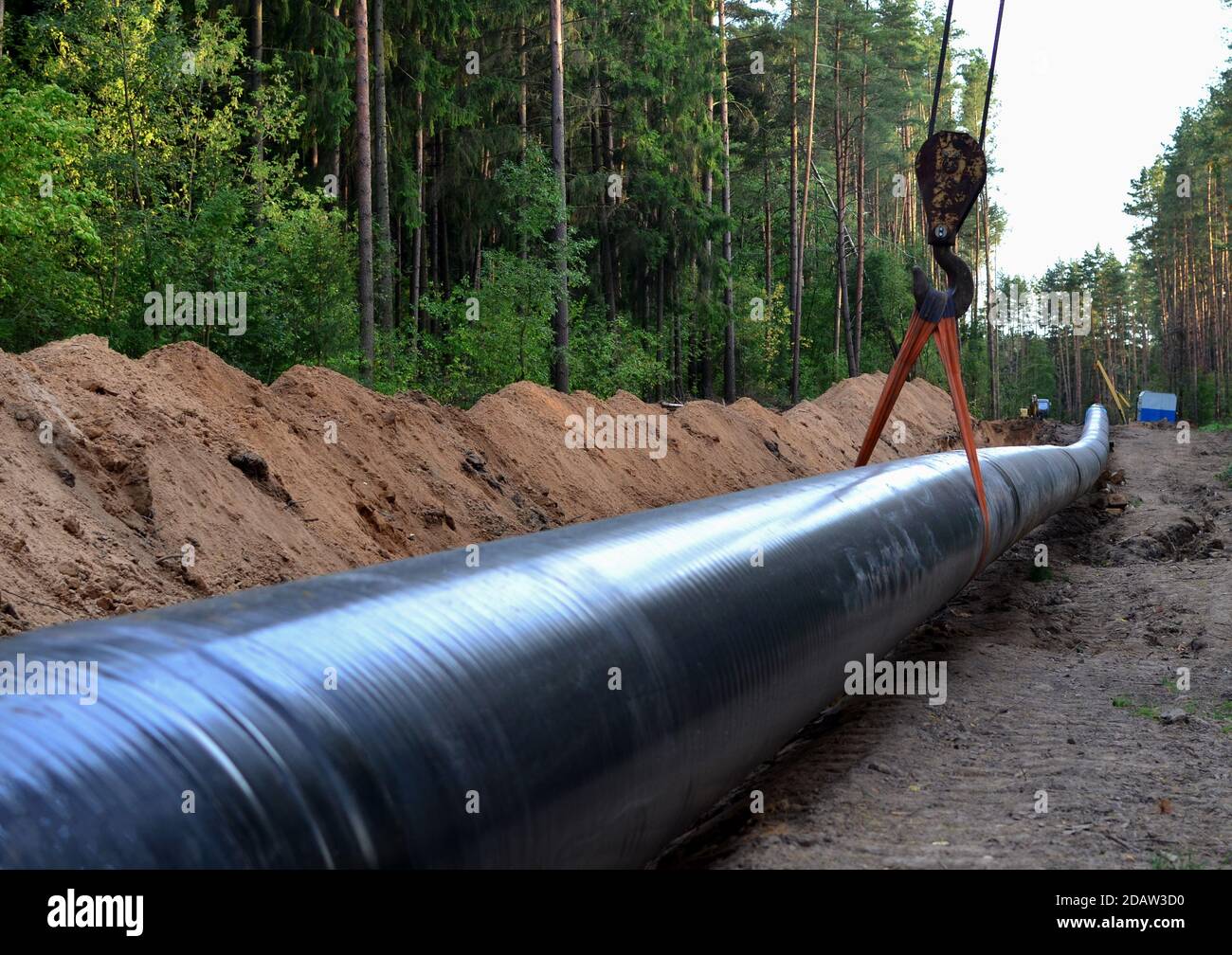 Laying lowering pipe pipeline hi-res stock photography and images - Alamy