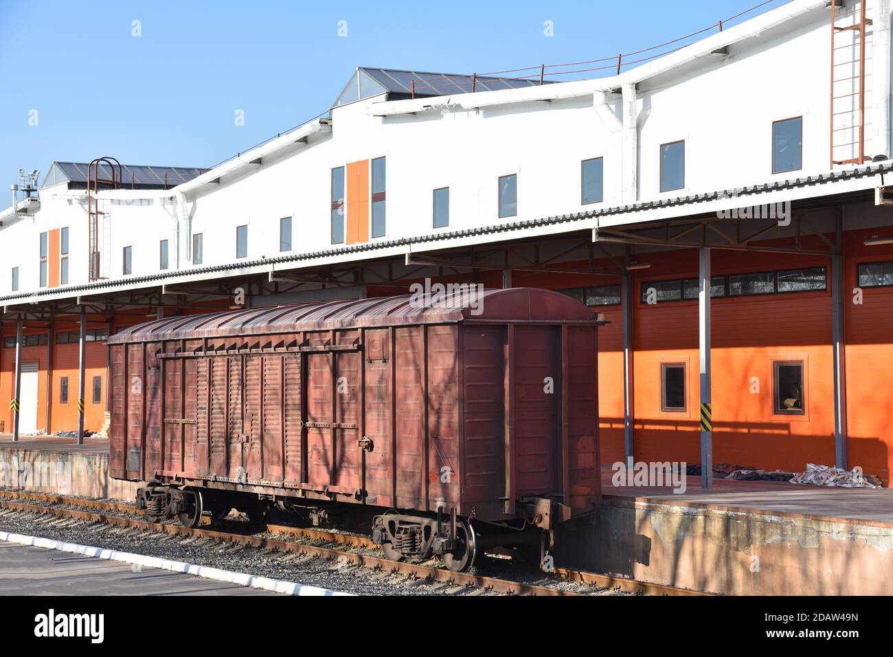 Loading and unloading of railway cars, boxcar and containers at ...