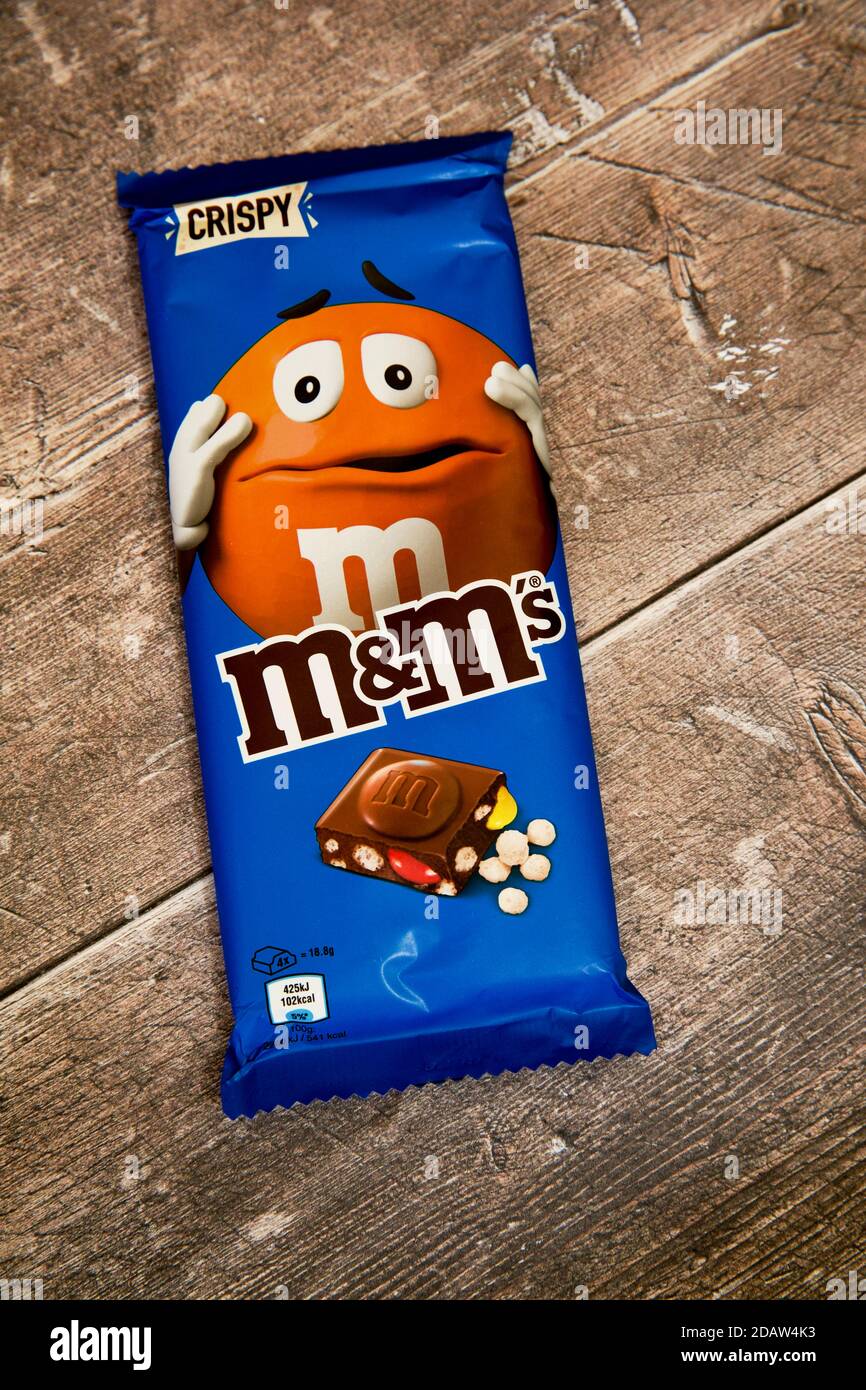 M&M's Crispy Chocolate Bar Stock Photo - Alamy