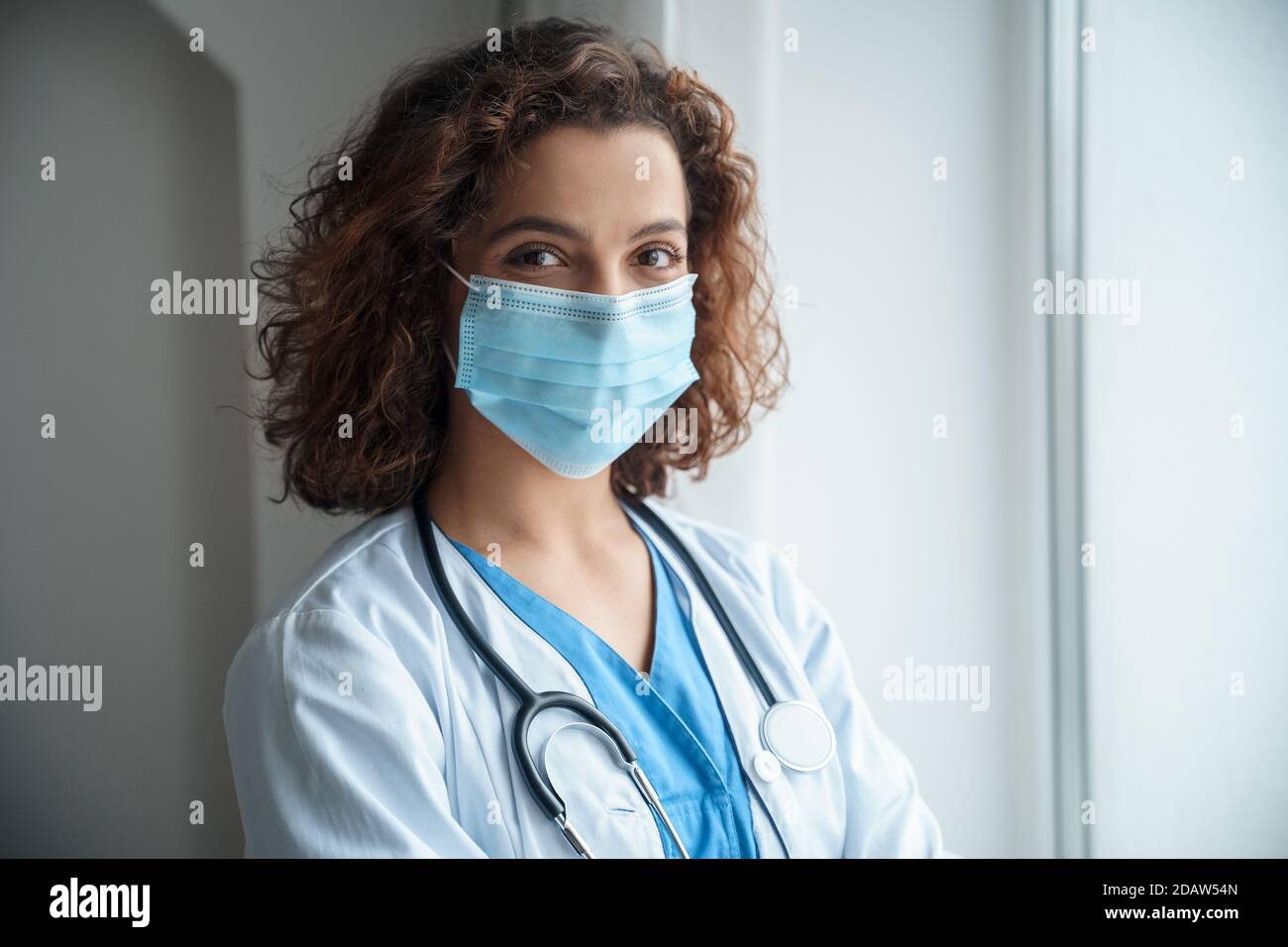 Doctor white coat mask hi-res stock photography and images - Alamy