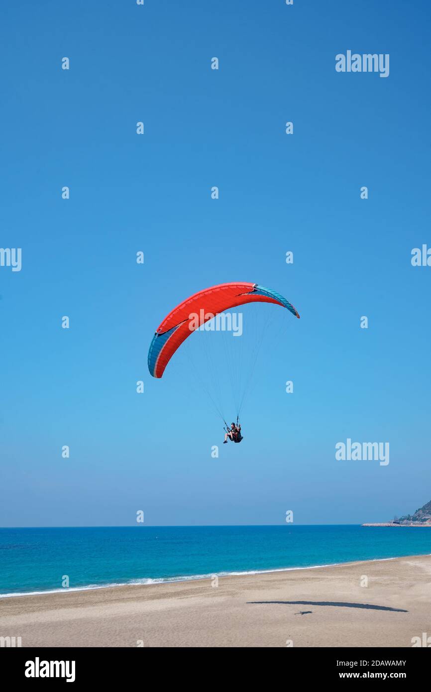 Parasailing tandem over ocean on hi-res stock photography and images ...