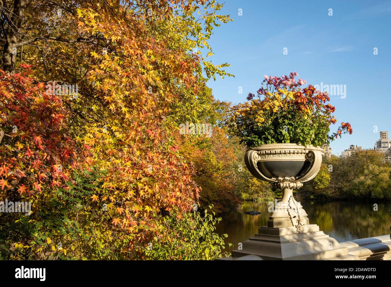 Planter On Bow Bridge, Central Park, NYC, USA Stock Photo - Alamy