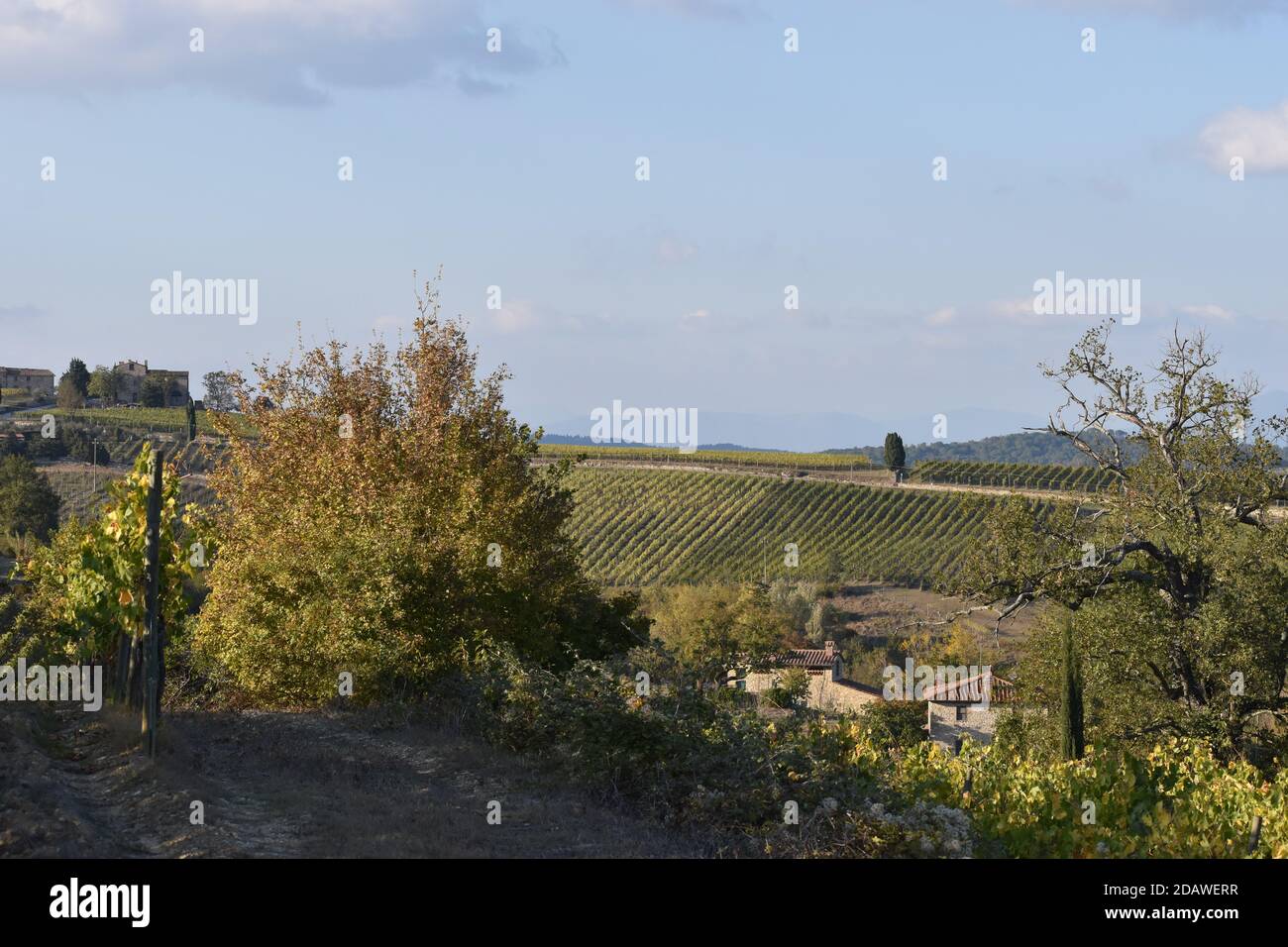 The peaceful landscape of the medieval old villages in Tuscany Italy ...