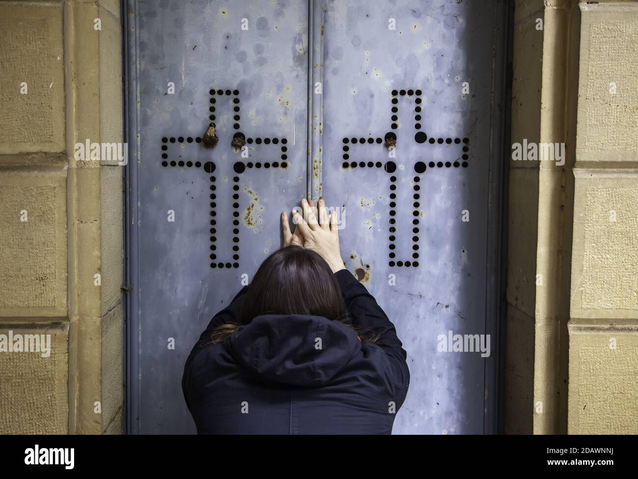 Crying woman in cemetery grave, burial and death Stock Photo - Alamy