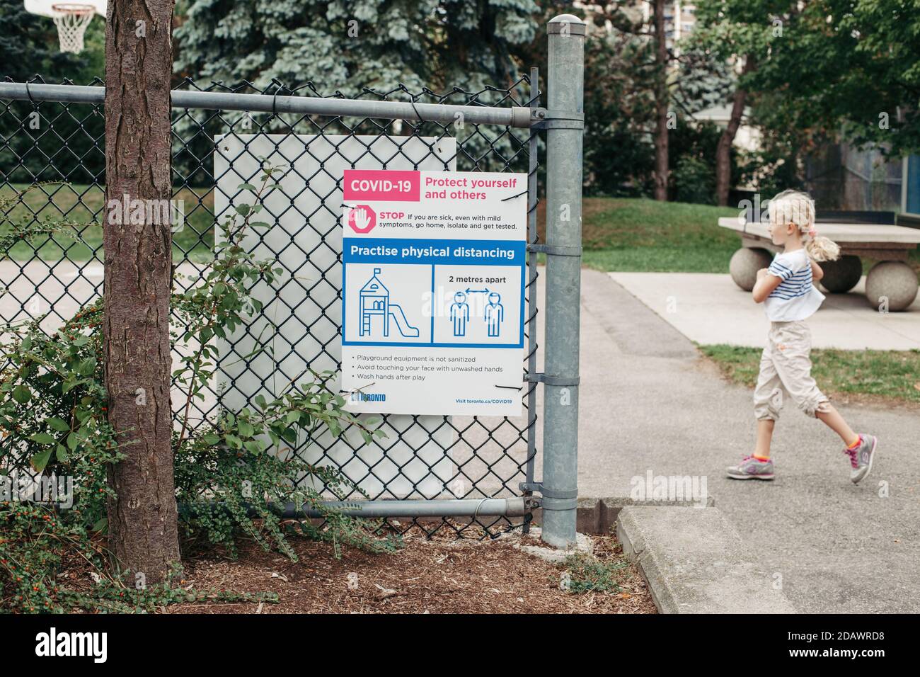 Physical distance hi-res stock photography and images - Alamy