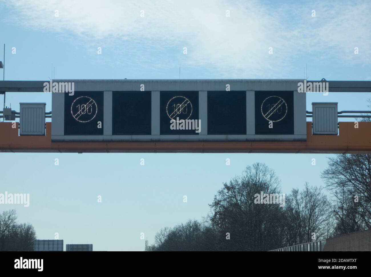 100km sign hi-res stock photography and images - Alamy