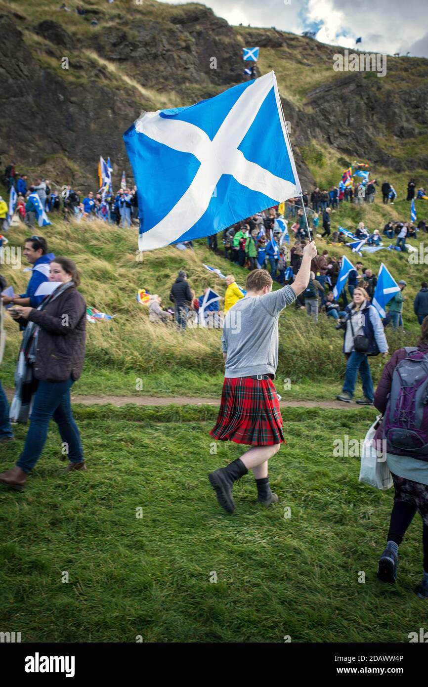 Man in kilt and Scottish flag during Pro Scottish Independence March on ...