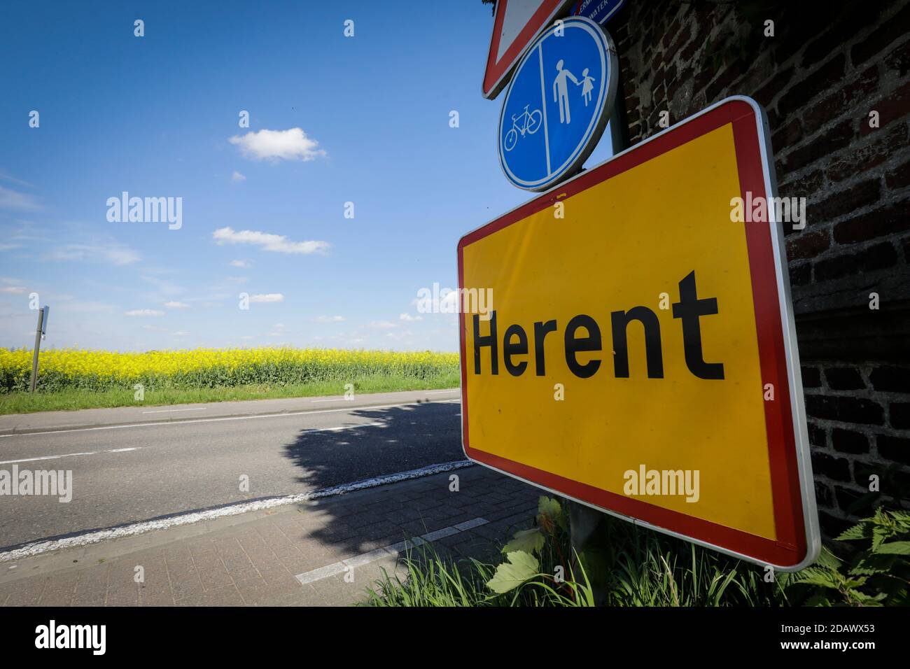 Illustration shows the name of the Herent municipality on a road sign ...
