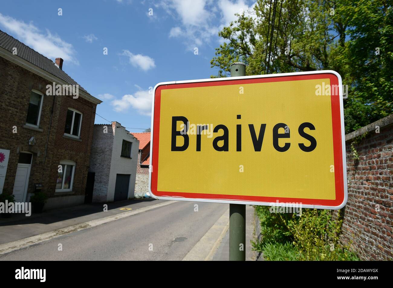Illustration shows the name of the Braives municipality on a road sign ...