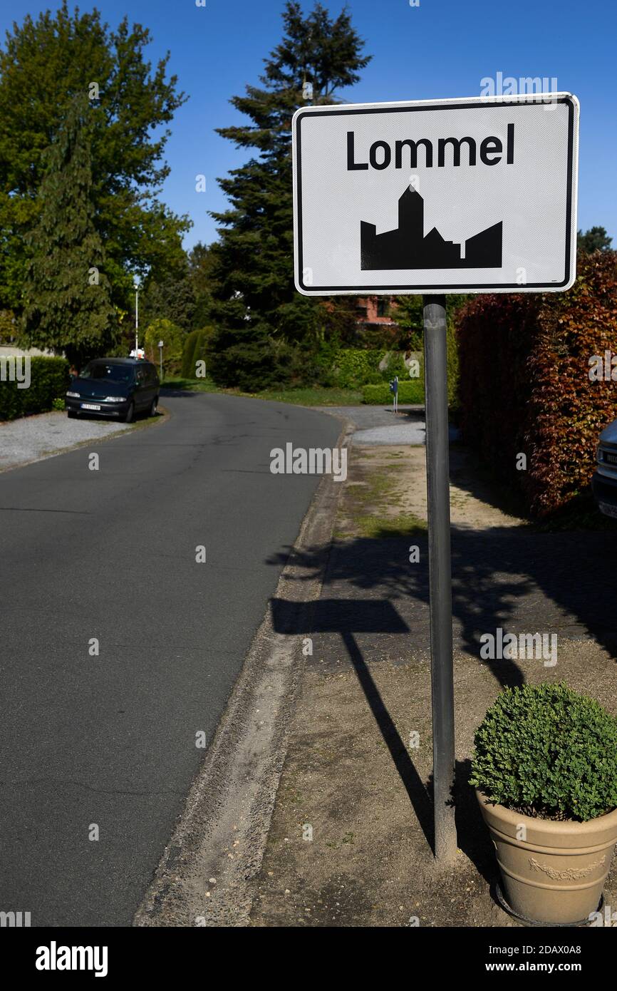 Illustration shows the name of the Lommel municipality on a road sign ...