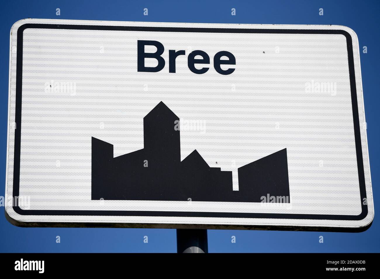 Illustration shows the name of the Bree municipality on a road sign ...