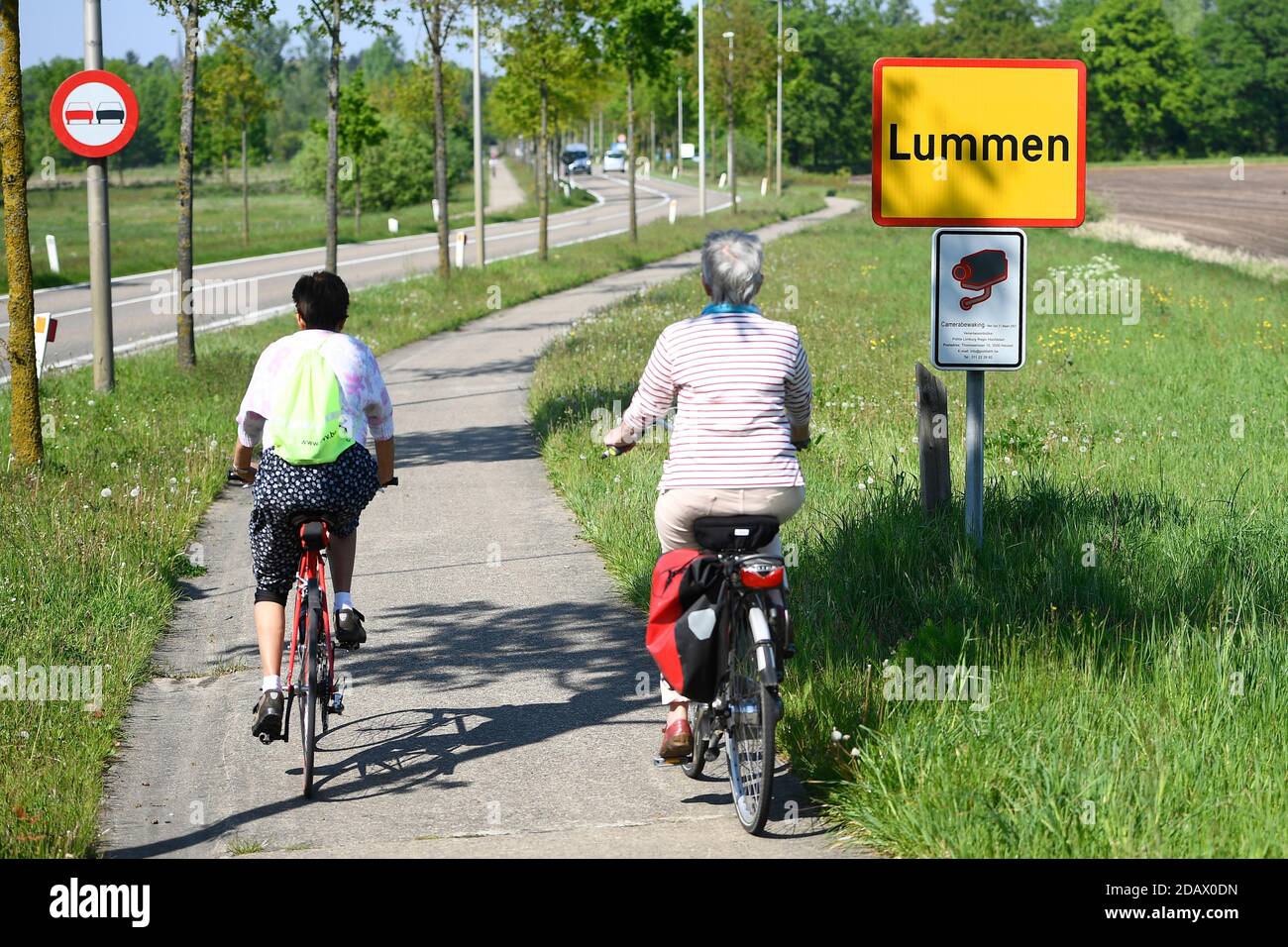 Illustration shows the name of the Lummen municipality on a road sign ...