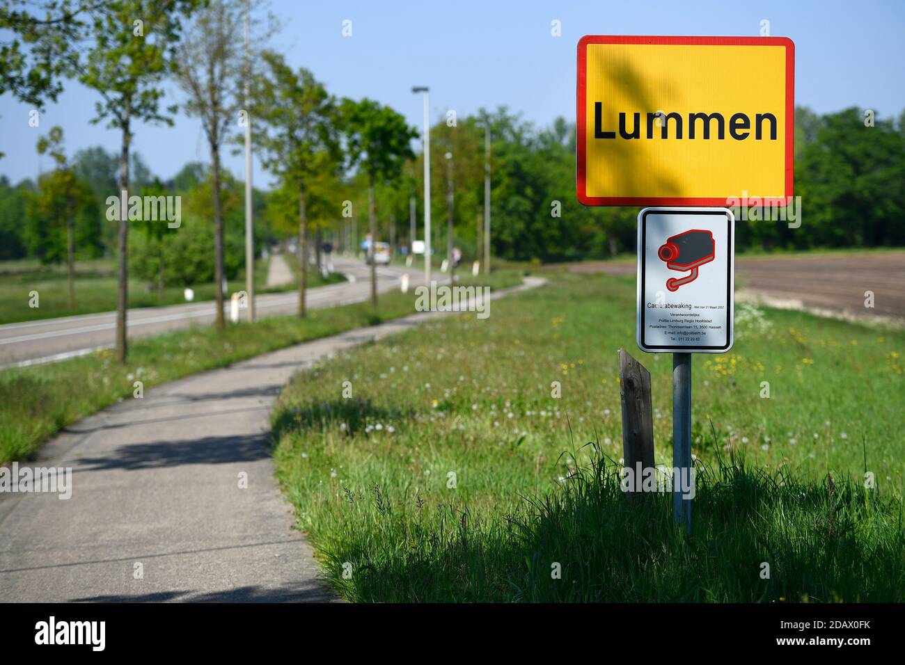 Illustration shows the name of the Lummen municipality on a road sign ...