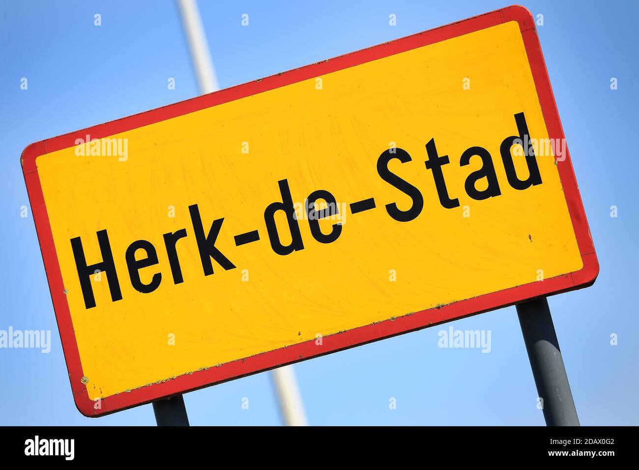 Illustration shows the name of the Herk-de-Stad municipality on a road ...