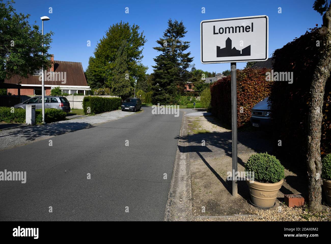 Illustration shows the name of the Lommel municipality on a road sign ...