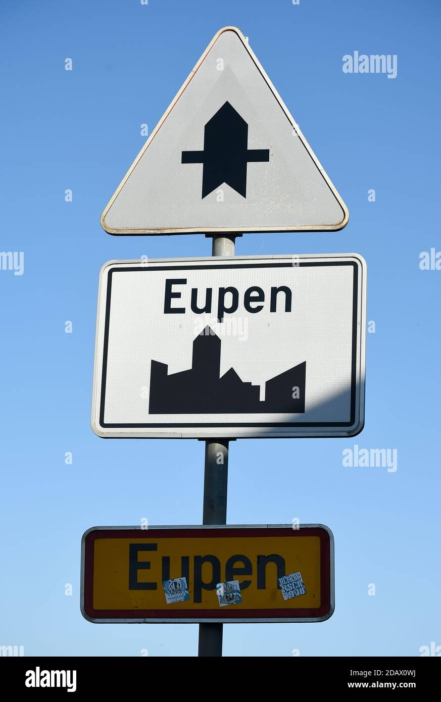Illustration shows the name of the Eupen municipality on a road sign ...