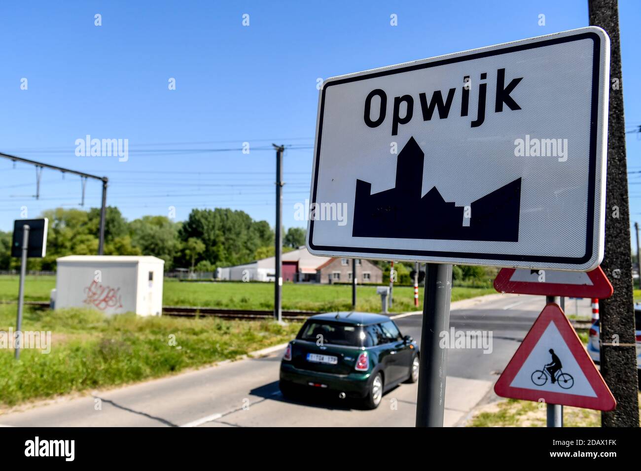 Illustration shows the name of the Opwijk municipality on a road sign ...
