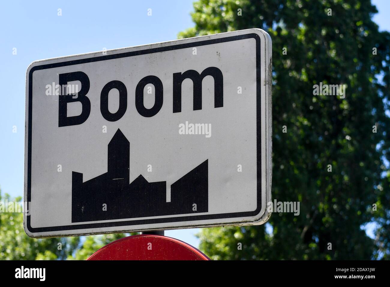 Illustration shows the name of the Boom municipality on a road sign ...