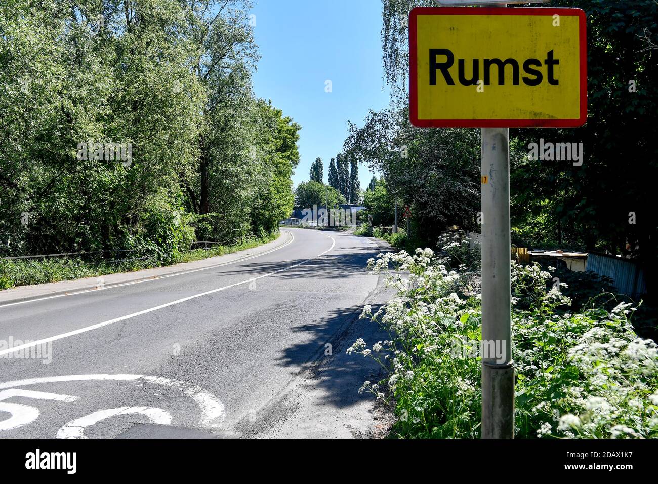 Illustration shows the name of the Rumst municipality on a road sign ...