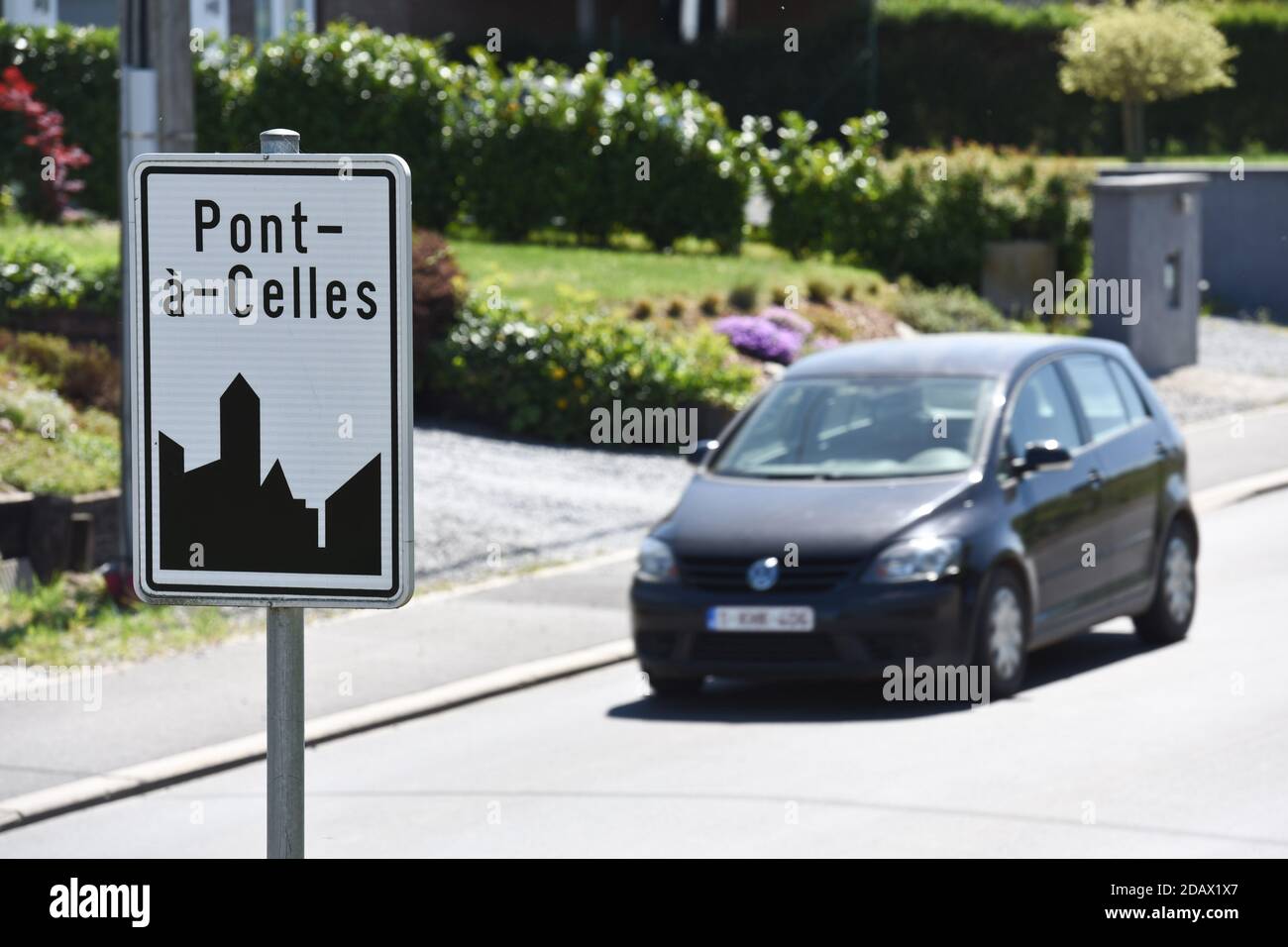 Illustration shows the name of the Pont-à-Celles municipality on a road ...