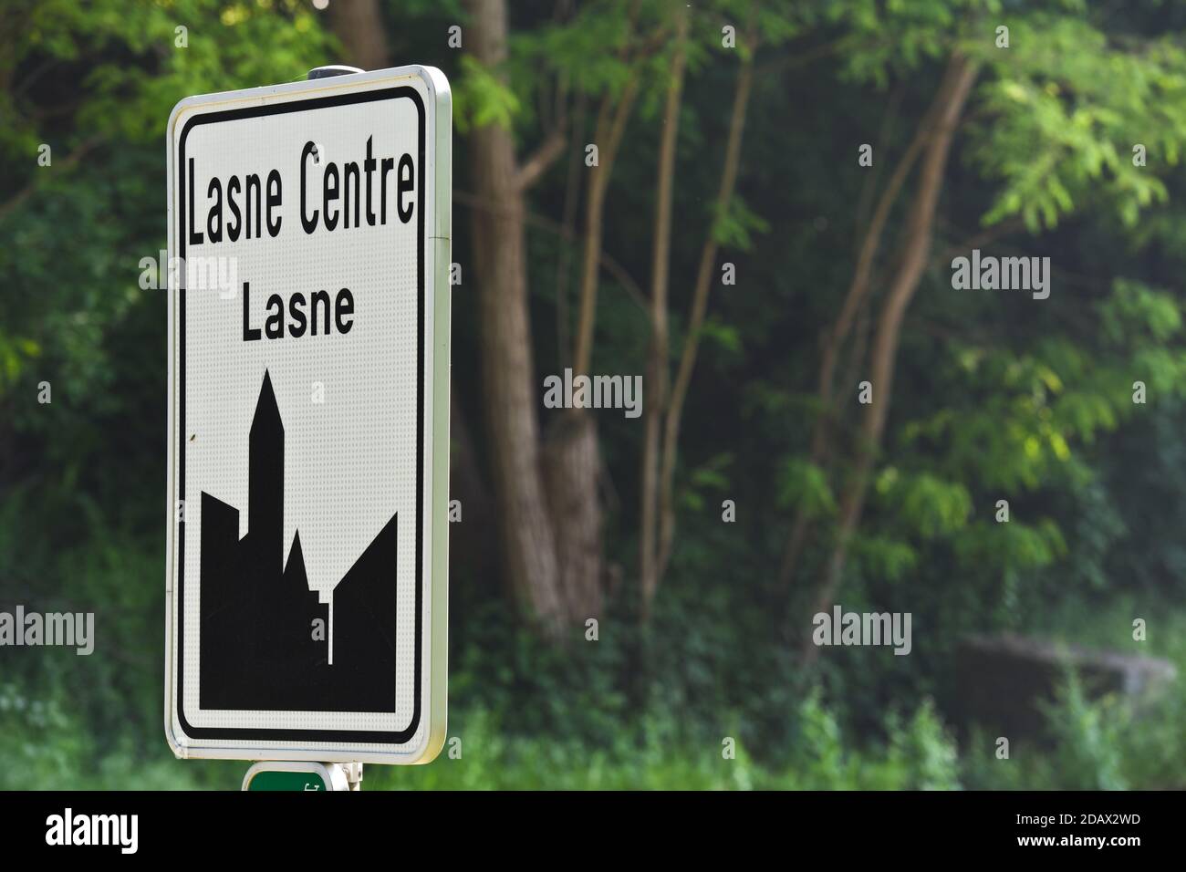 Illustration shows the name of the Lasne municipality on a road sign ...
