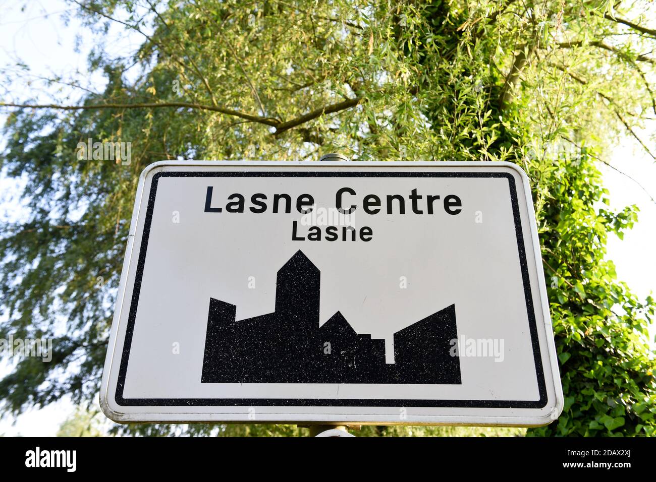 Illustration shows the name of the Lasne municipality on a road sign ...