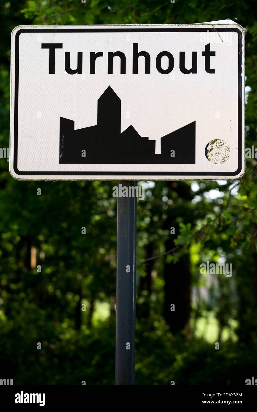 Illustration shows the name of the Turnhout municipality on a road sign ...