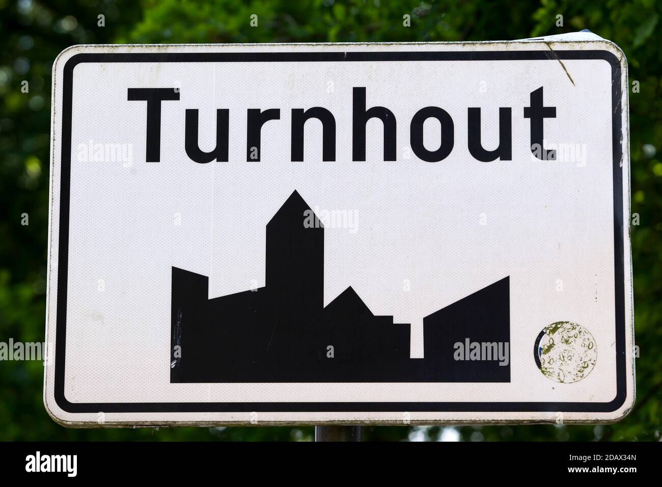 Illustration shows the name of the Turnhout municipality on a road sign ...