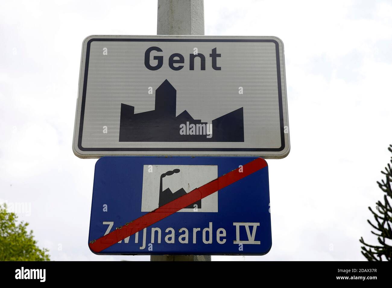 Illustration shows the name of the Gent municipality on a road sign ...