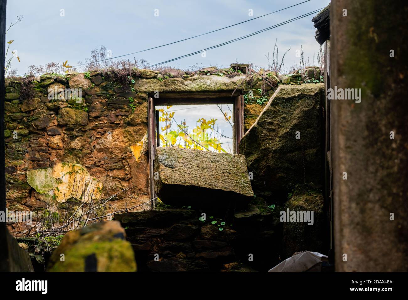 Fallen building hi-res stock photography and images - Alamy