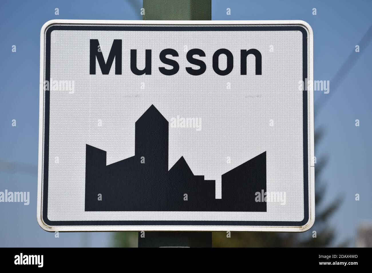 Illustration shows the name of the Musson municipality on a road sign ...