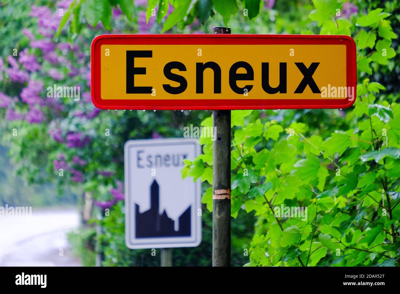 Illustration shows the name of the Esneux municipality on a road sign ...