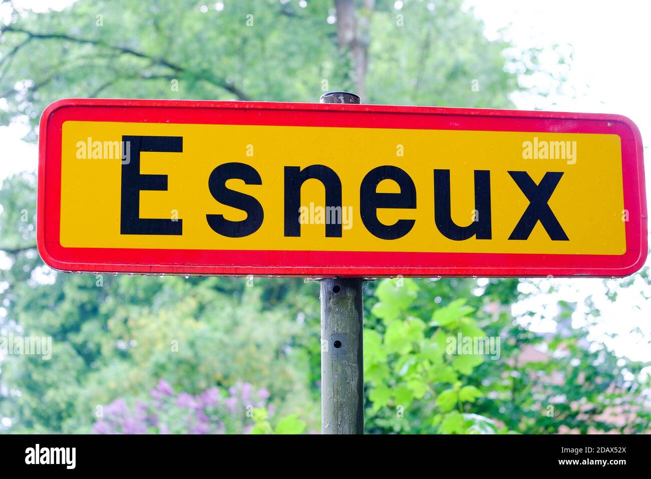 Illustration shows the name of the Esneux municipality on a road sign ...