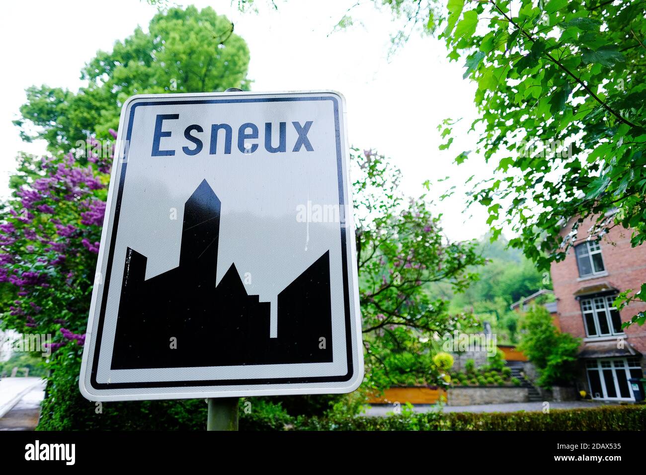 Illustration shows the name of the Esneux municipality on a road sign ...